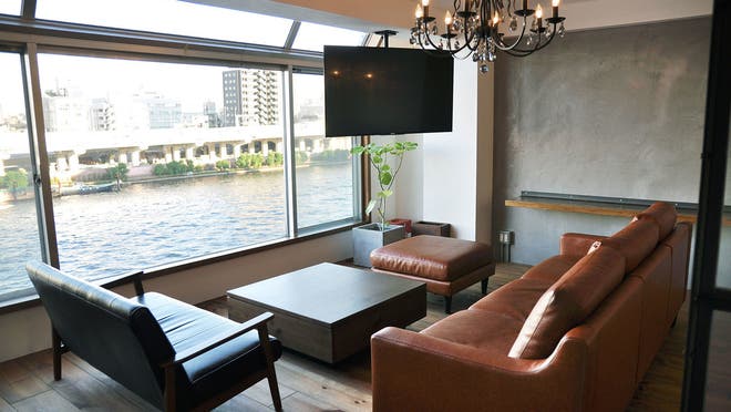 大きな窓と屋上テラスのソファーからのロケーションは最高!!スカイツリーが一望。隅田川に面した隠れ家的なプライベート空間です。の写真3