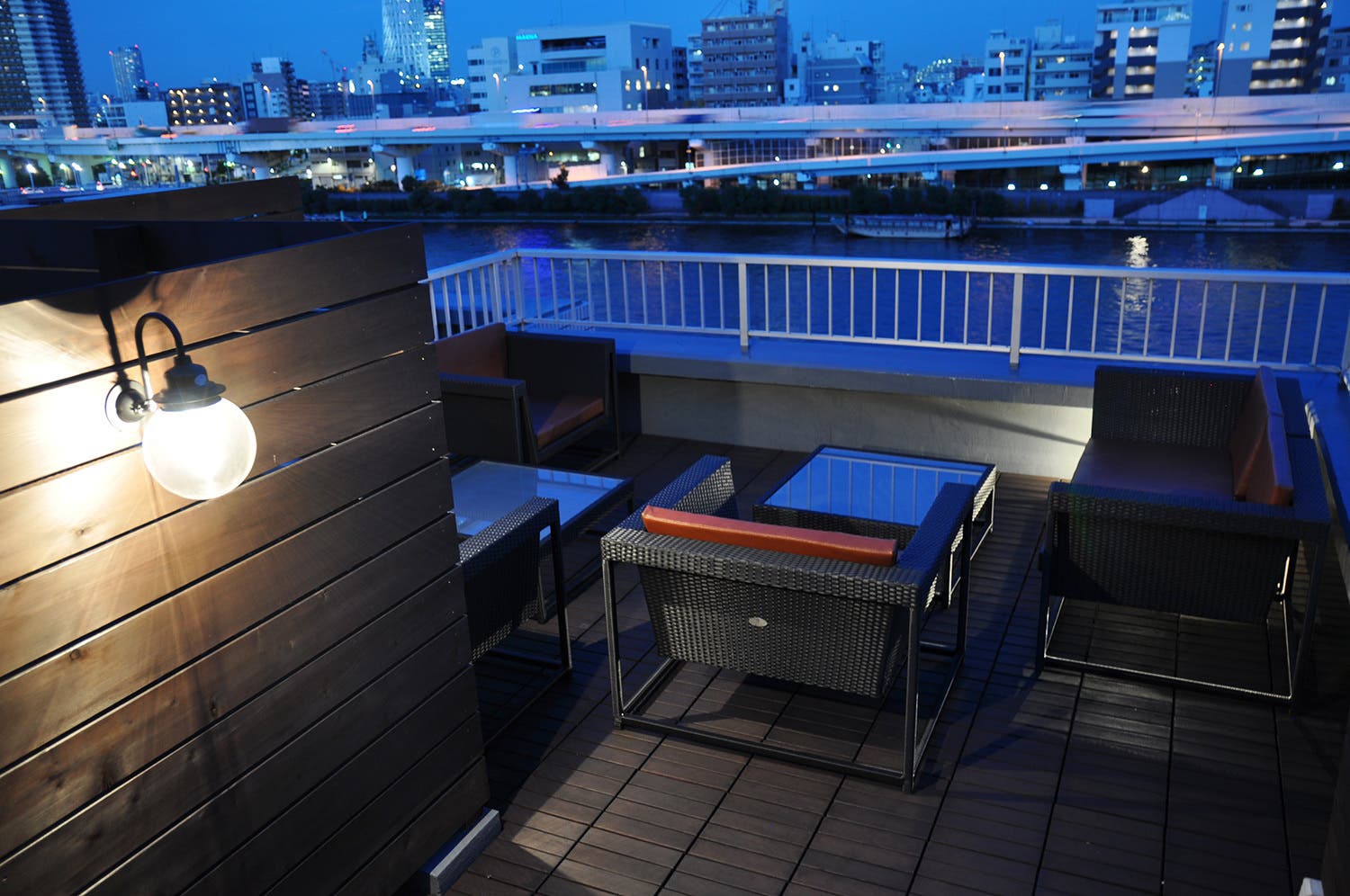 大きな窓と屋上テラスのソファーからのロケーションは最高！！スカイツリーが一望。隅田川に面した隠れ家的なプライベート空間です。の写真20