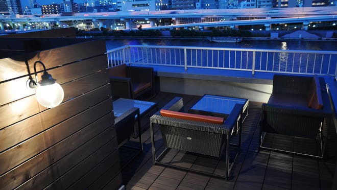 大きな窓と屋上テラスのソファーからのロケーションは最高!!スカイツリーが一望。隅田川に面した隠れ家的なプライベート空間です。の写真20