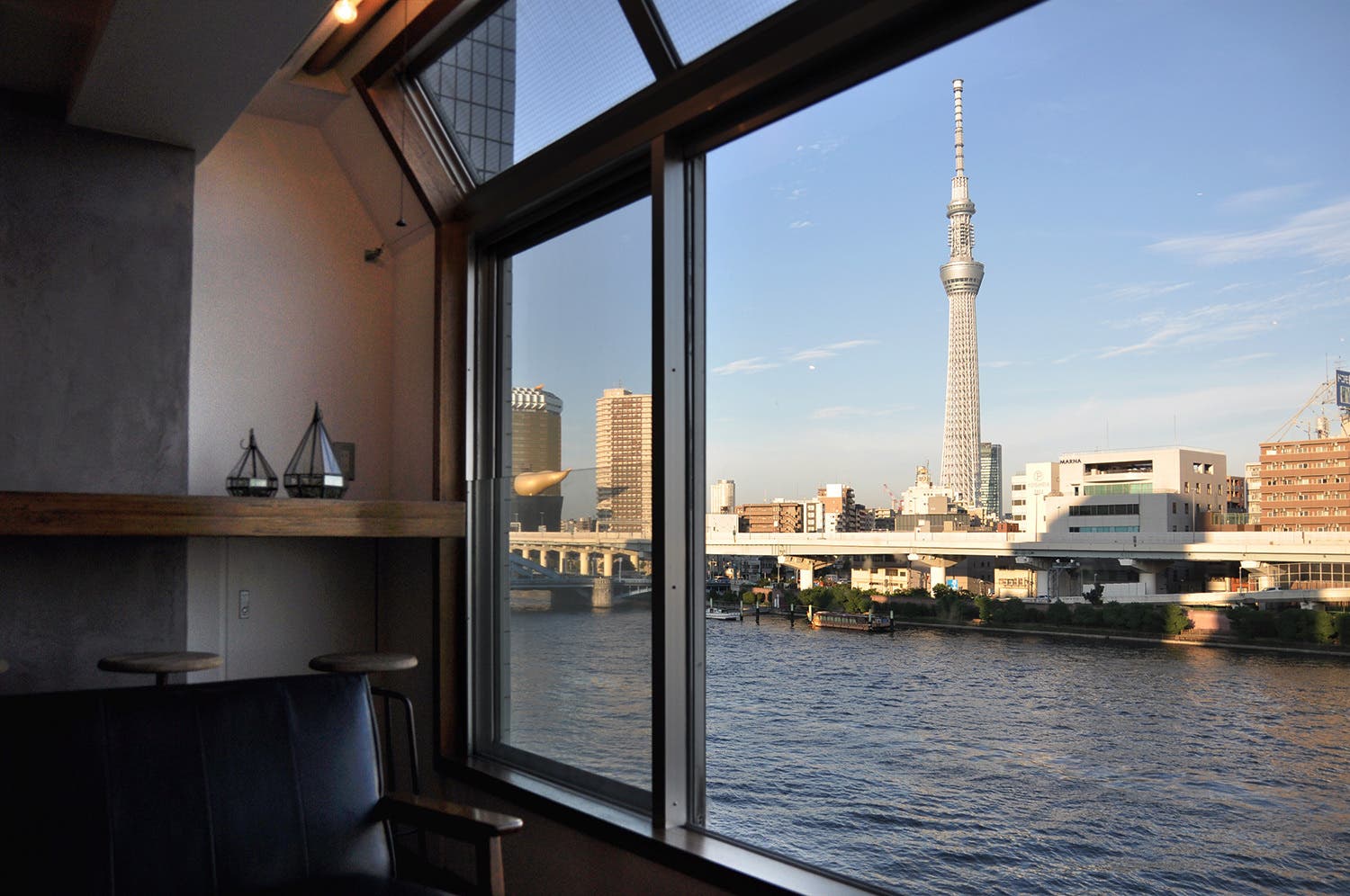 大きな窓と屋上テラスのソファーからのロケーションは最高！！スカイツリーが一望。隅田川に面した隠れ家的なプライベート空間です。の写真6