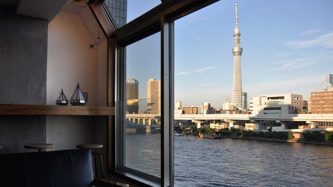 大きな窓と屋上テラスのソファーからのロケーションは最高!!スカイツリーが一望。隅田川に面した隠れ家的なプライベート空間です。の写真6