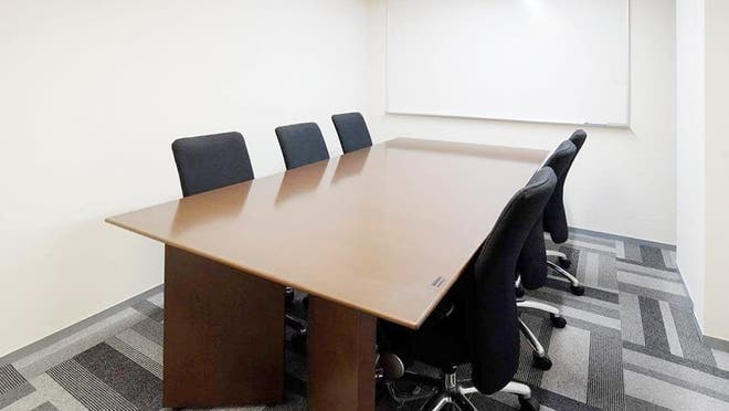 【アクセス最高】新橋・汐留駅から徒歩2分♪ 面接に最適な広さです! 6名会議室 Free Wi-Fiありますの写真1