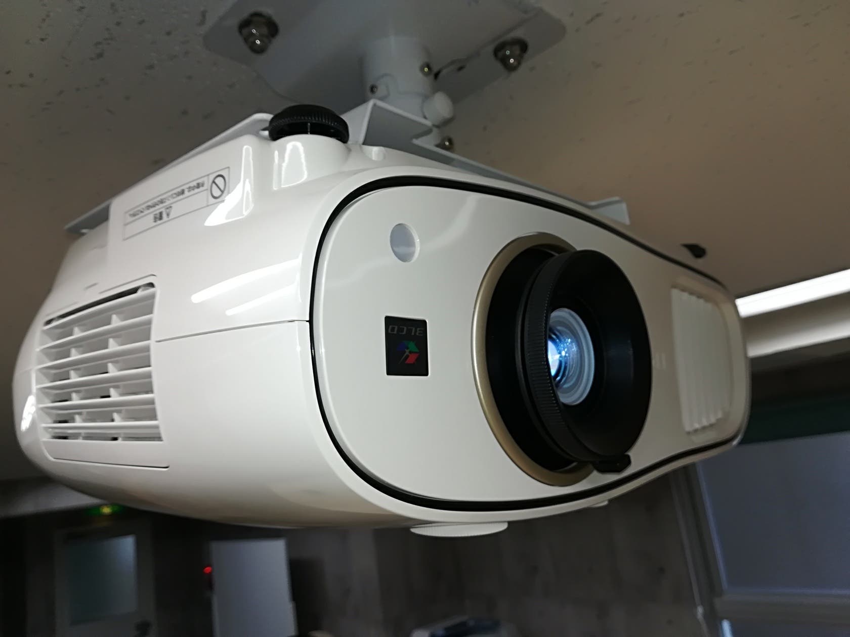 Web会議や大型スクリーンで映画鑑賞も…多様に使えるレンタルスペース　demokuraの写真13