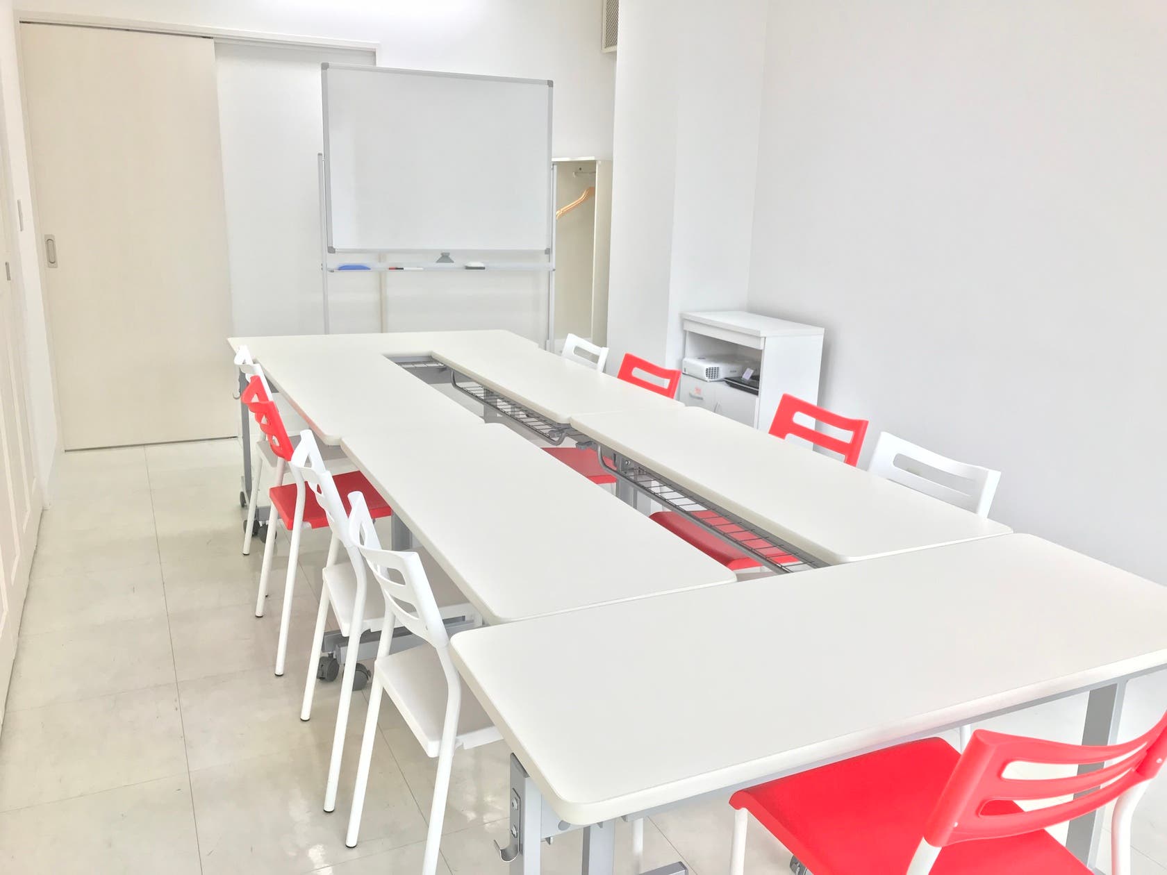 【渋谷】大ルーム ~白を基調としたおしゃれな会議室~【渋谷駅徒歩6分】の写真2