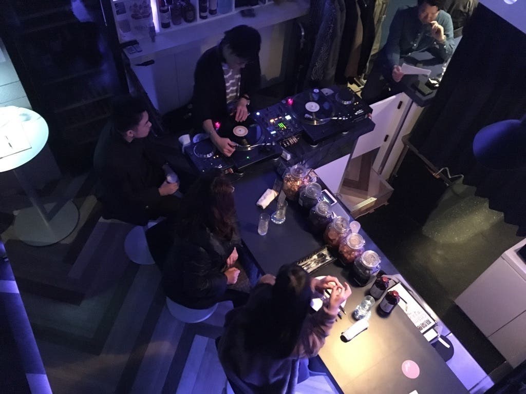 赤坂駅徒歩５分。グランドピアノ、DJ、TVなどの設備充実！オシャレなインテリアのミュージックバー。の写真18