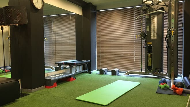 【新富町駅より徒歩2分】パーソナルトレーニング/完全個室/機材完備/PREMIUM LIFE FITNESS東銀座2Fの写真1