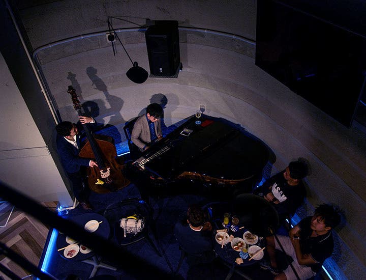 赤坂駅徒歩５分。グランドピアノ、DJ、TVなどの設備充実！オシャレなインテリアのミュージックバー。の写真6