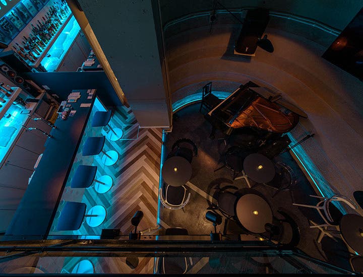 赤坂駅徒歩５分。グランドピアノ、DJ、TVなどの設備充実！オシャレなインテリアのミュージックバー。の写真7