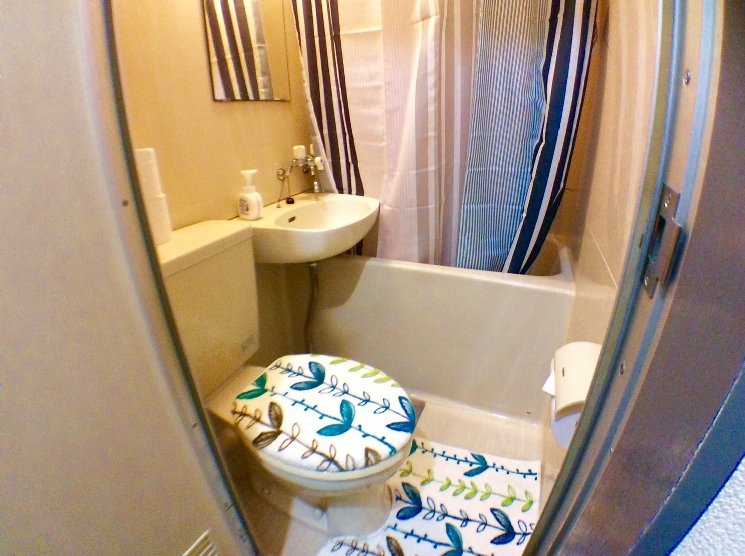 RAKUNA池袋東口　リニューアルOPEN【池袋駅から徒歩3分　光回線導入！】特大TVモニター、姿見、マッサージベッドありの写真7