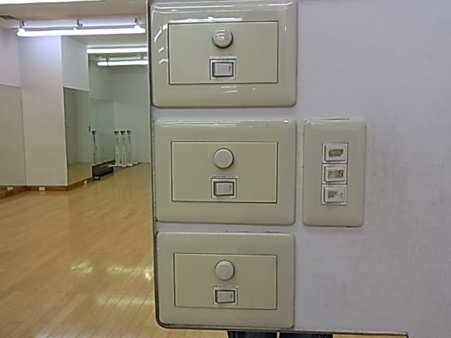 【吉祥寺駅徒歩5分】2面鏡天井高3m横幅10m！フローリング、30人までのくらいまでのダンス、WS、イベント、パーティ等にの写真8