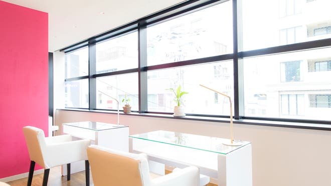 入口に受付が常駐しているので安心してご利用いただけるネイルスペースです。の写真1