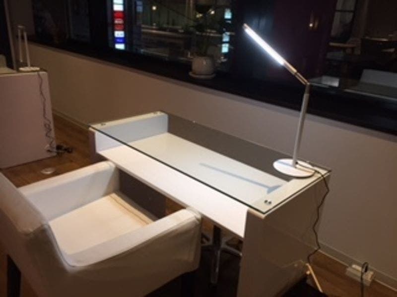 入口に受付が常駐しているので安心してご利用いただけるネイルスペースです。の写真3