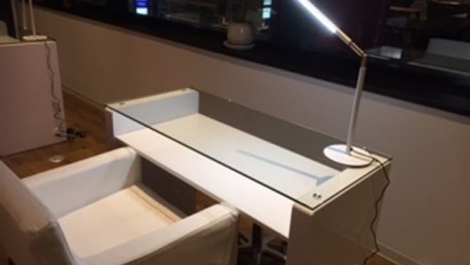 入口に受付が常駐しているので安心してご利用いただけるネイルスペースです。の写真3