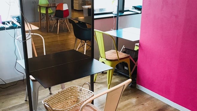 おしゃれなメイクスペースです。受付が常駐しているので安心してご利用いただけます。の写真1