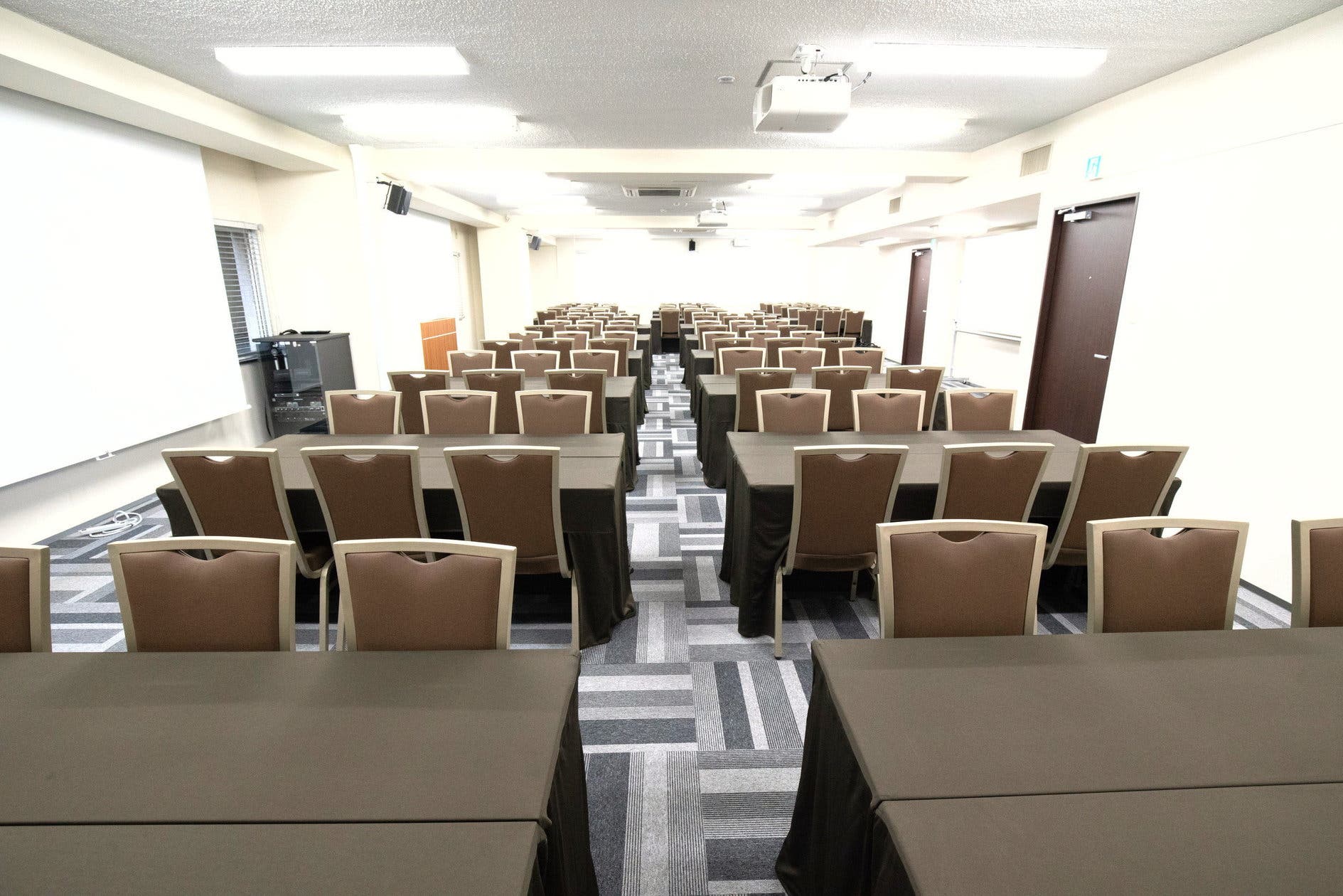 100名以上入ります！70～100人のセミナー・研修に最適。新橋・汐留駅から徒歩２分です。の写真3