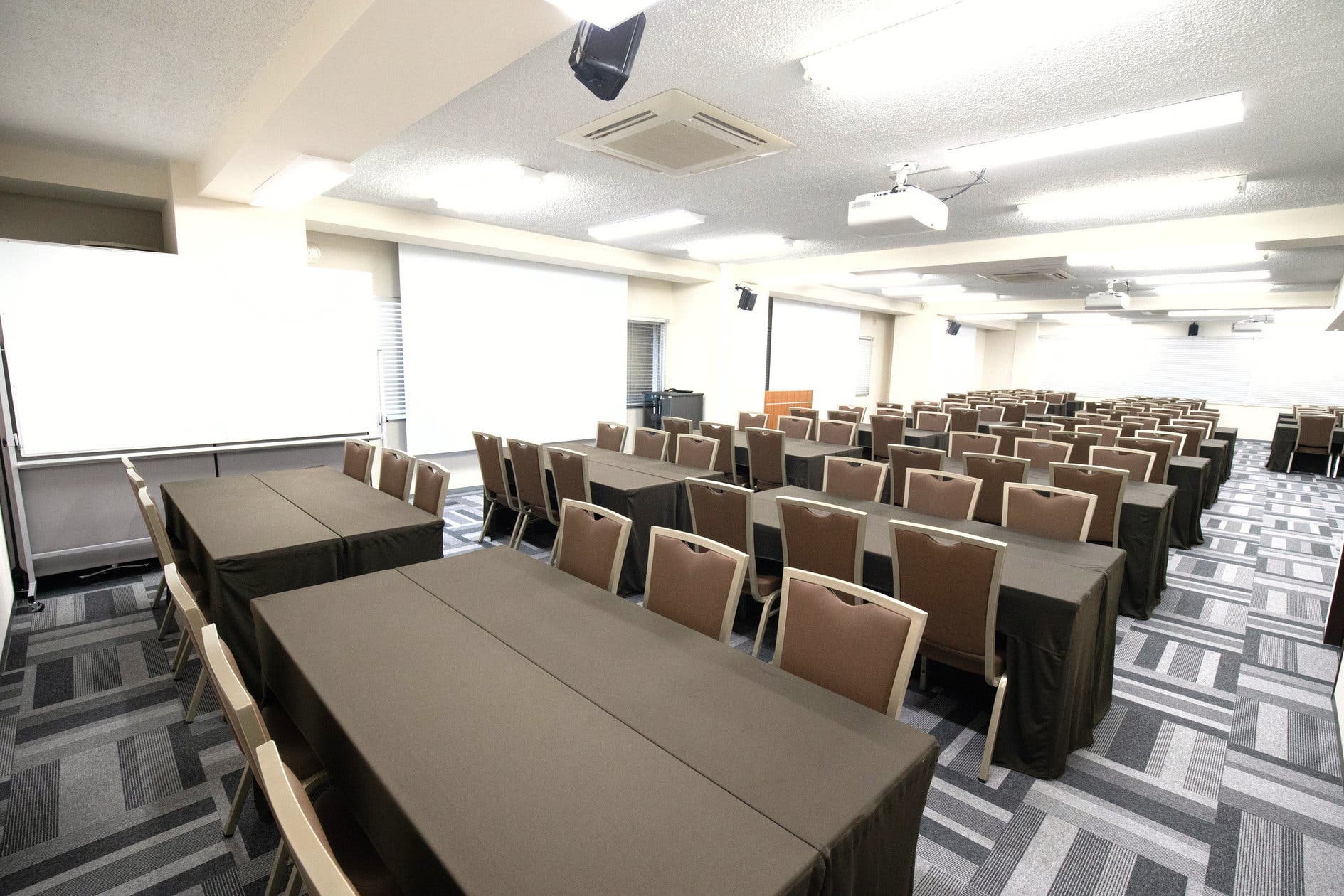 100名以上入ります！70～100人のセミナー・研修に最適。新橋・汐留駅から徒歩２分です。の写真4