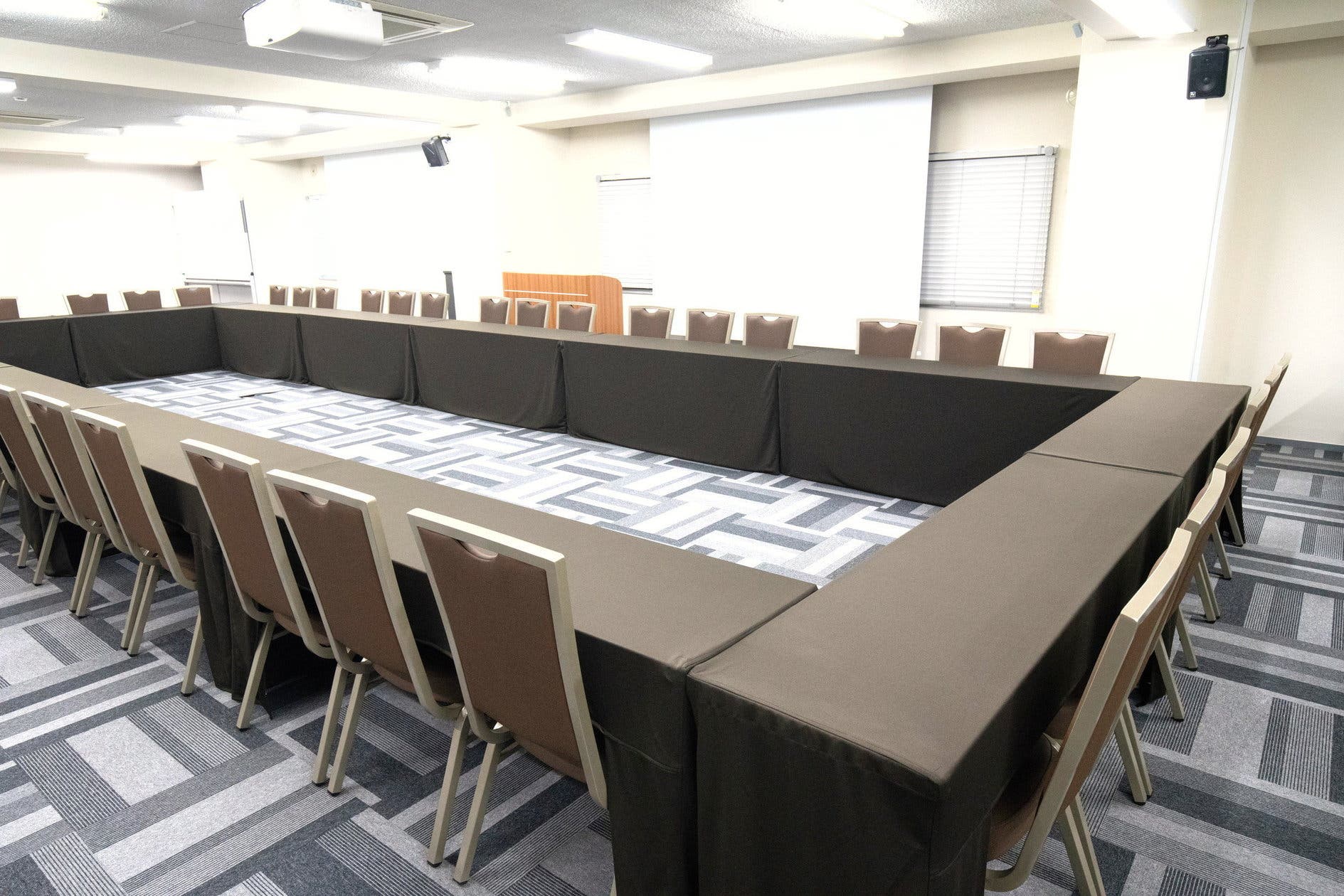 100名以上入ります！70～100人のセミナー・研修に最適。新橋・汐留駅から徒歩２分です。の写真5