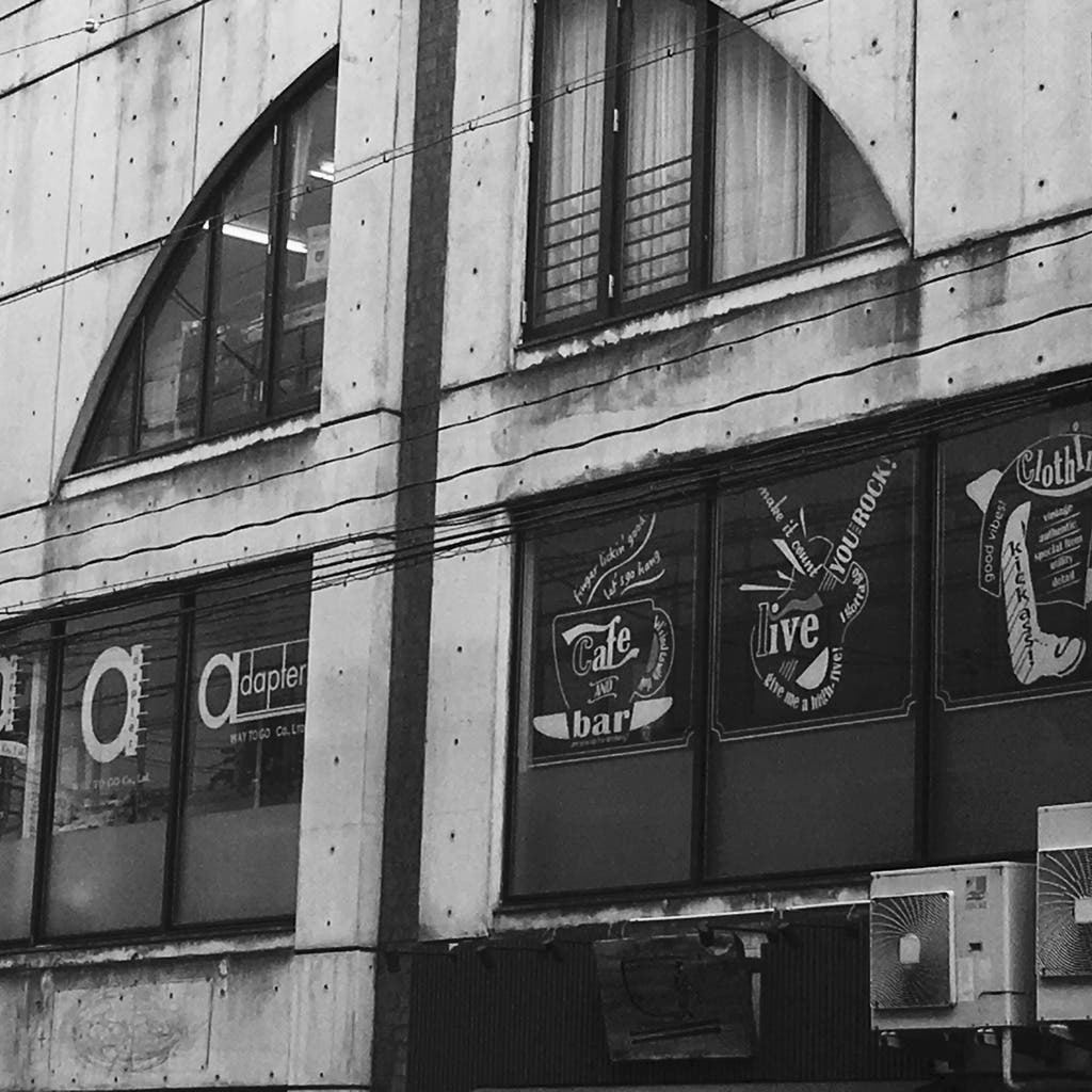 cafe/barでありライブハウス、セレクトショップでもある大人の溜まり場の写真6