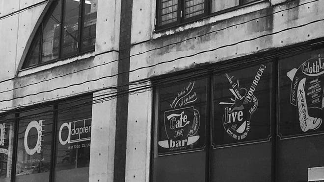 cafe/barでありライブハウス、セレクトショップでもある大人の溜まり場の写真6