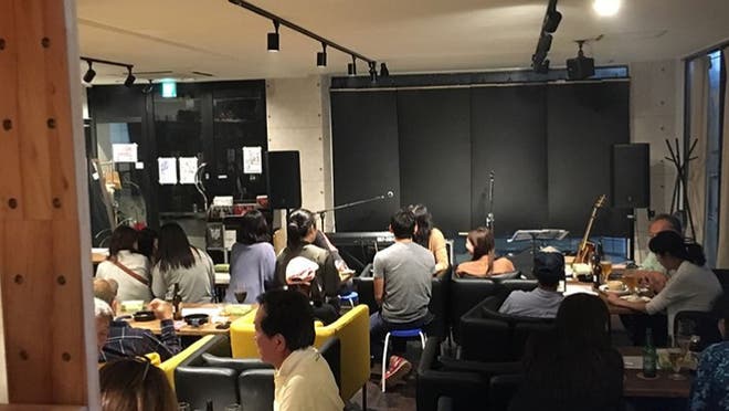 cafe/barでありライブハウス、セレクトショップでもある大人の溜まり場の写真2