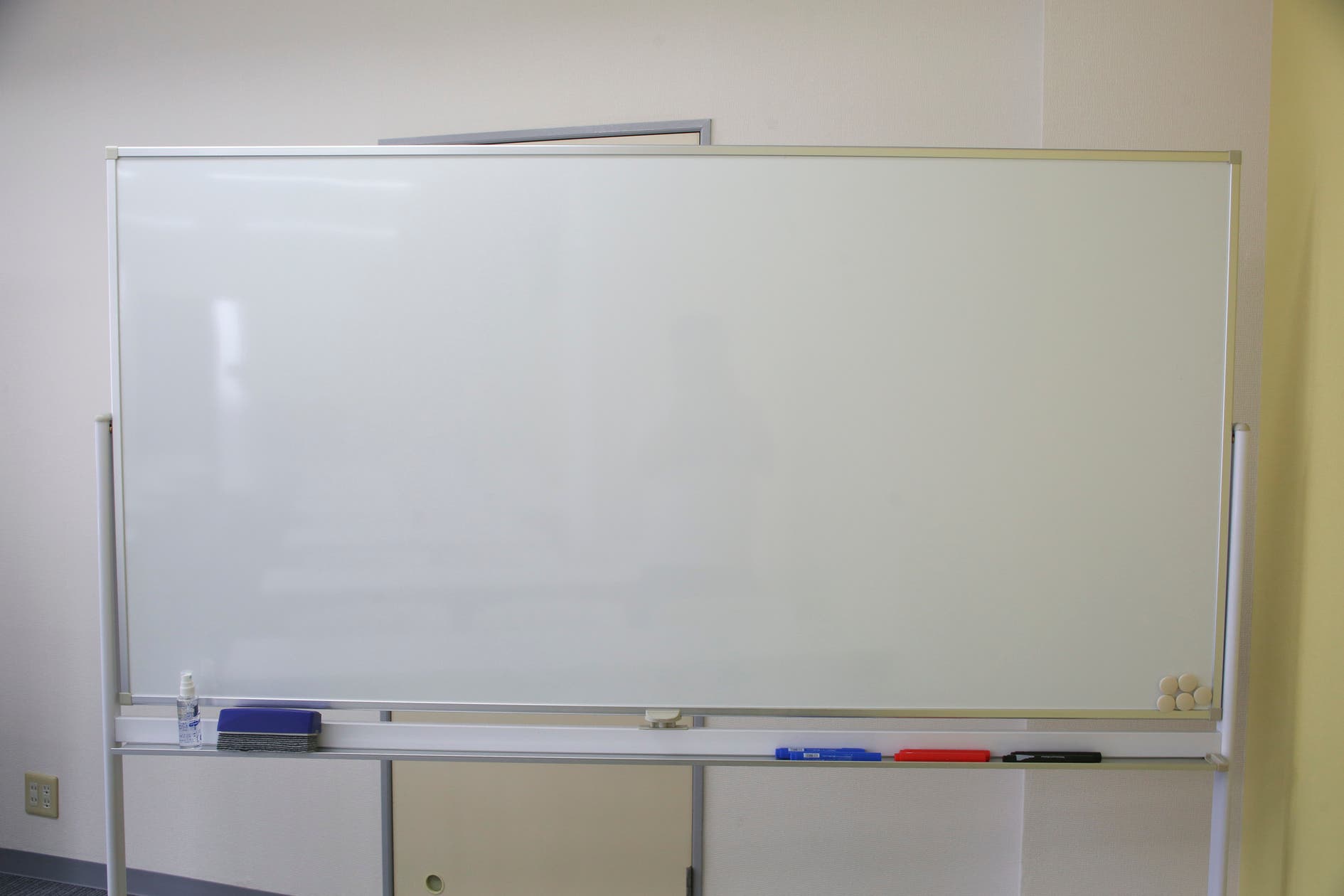 【天神駅徒歩2分】定員50名+予備椅子11名！プロジェクター含む備品・高速Wi-Fi無料！701会議室の写真16