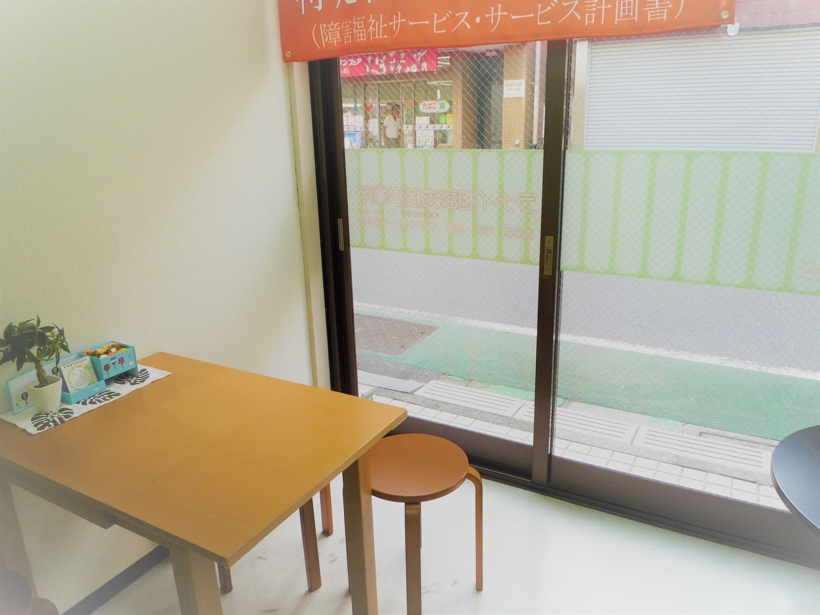 当日予約OK！道路沿いなので物販に適しています！会議室やミニセミナー等にも！の写真1