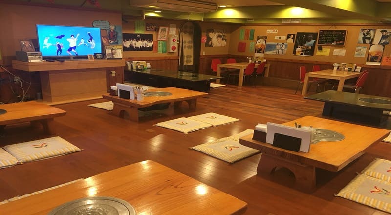 韓国風の広々としたフラットな座敷でくつろげます。
