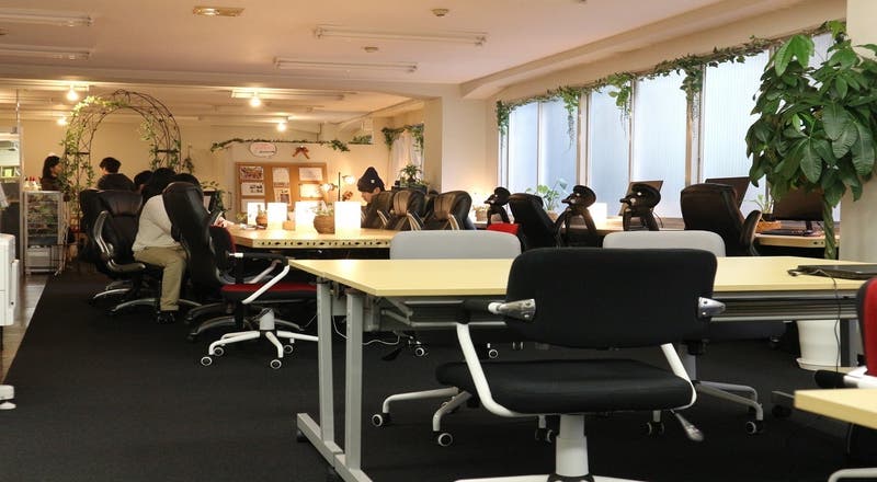 【駅前】最大50名/カフェのようなくつろぎ会議室(セミナー・研修・勉強会)大阪市北区/梅田/南森町