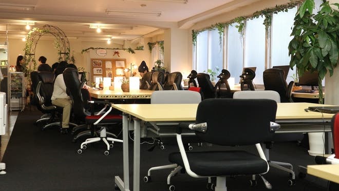 【駅前】1名OK!最大50名/カフェのようなくつろぎコワーキングスペース会議室(セミナー・研修・勉強会)大阪市北区/梅田/南森町の写真1