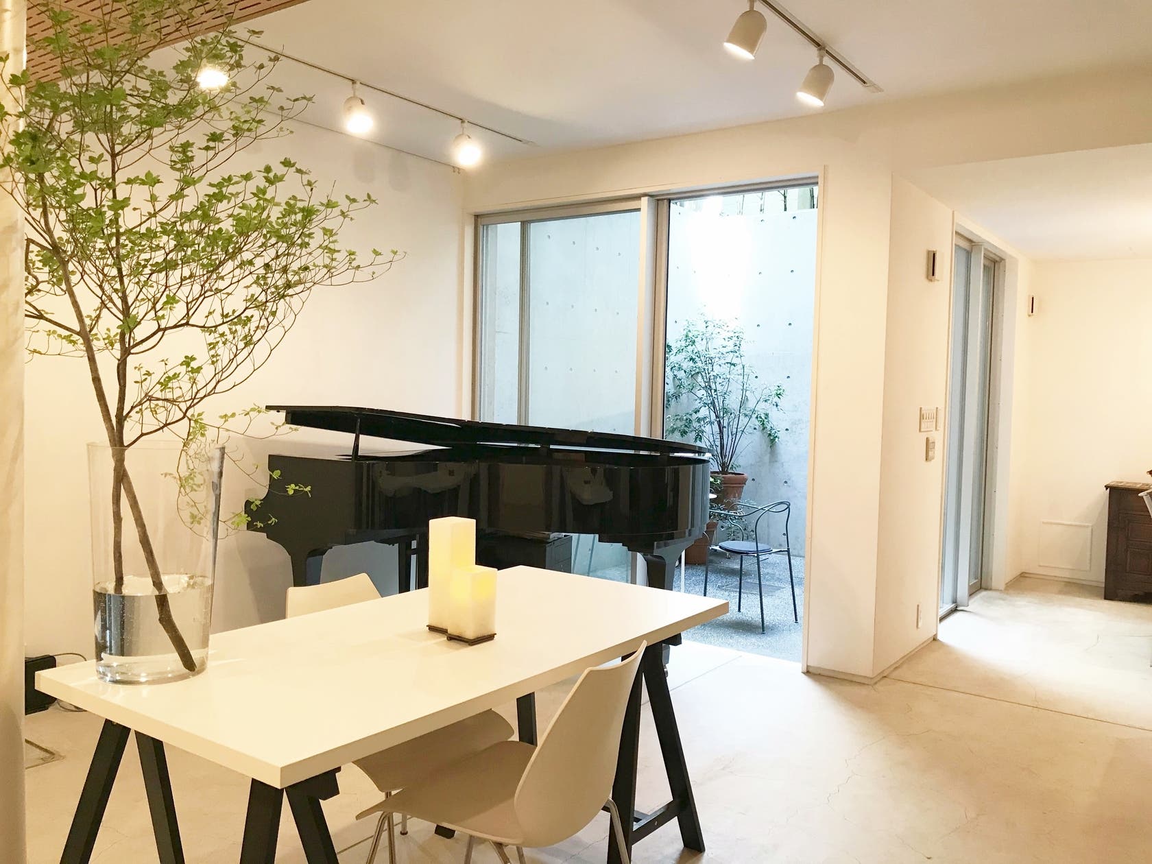 ［代官山6分/駐車1台可］自然光の入る地下1階・グランドピアノのある隠れ家的スペース。撮影・会議・楽器練習・パーティー等の写真5