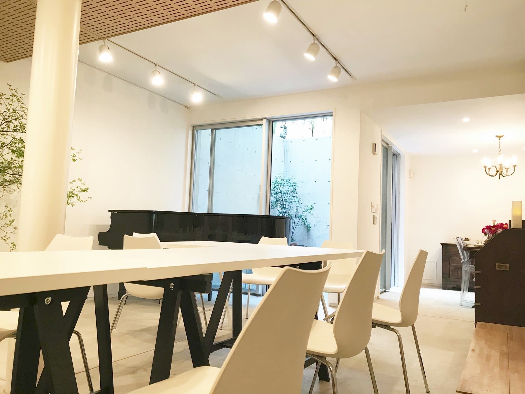 ［代官山6分/駐車1台可］自然光の入る地下1階・グランドピアノのある隠れ家的スペース。撮影・会議・楽器練習・パーティー等の写真6