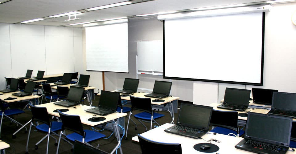 【Dルーム】デュアルスクリーン搭載。セミナー・試験会場など、様々な用途でご利用頂けます。の写真1