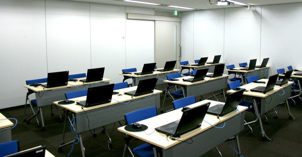 【Dルーム】デュアルスクリーン搭載。セミナー・試験会場など、様々な用途でご利用頂けます。の写真2