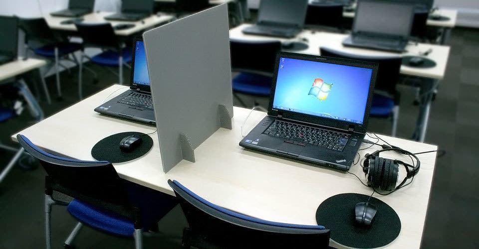 【Dルーム】デュアルスクリーン搭載。セミナー・試験会場など、様々な用途でご利用頂けます。の写真3