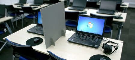 【Dルーム】デュアルスクリーン搭載。セミナー・試験会場など、様々な用途でご利用頂けます。の写真5