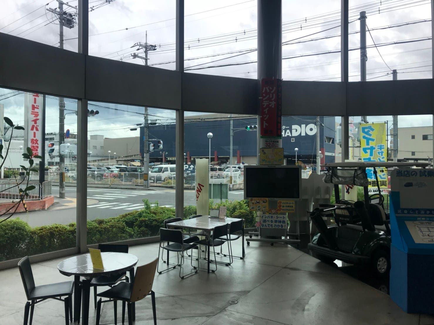 ガラス張り吹き抜けスペースの写真1