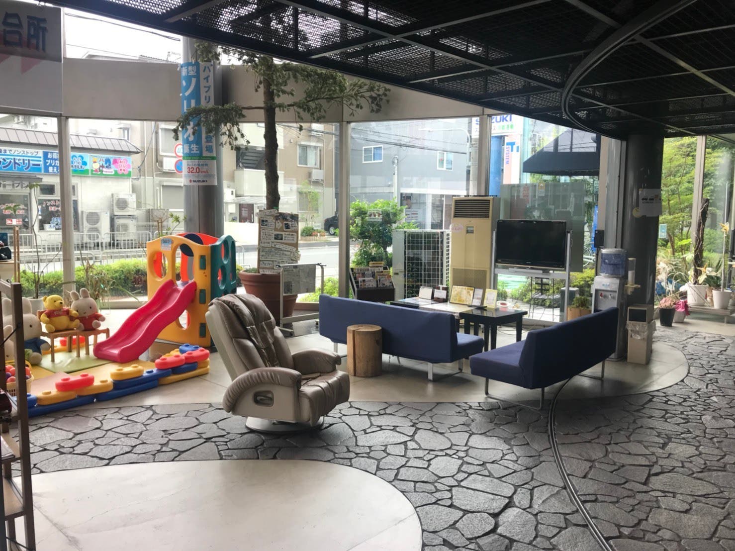 ガラス張り吹き抜けスペースの写真2