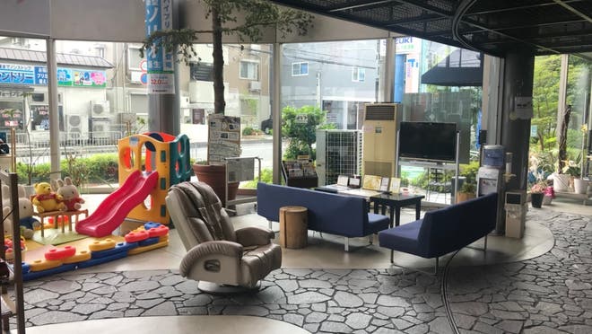 ガラス張り吹き抜けスペースの写真2