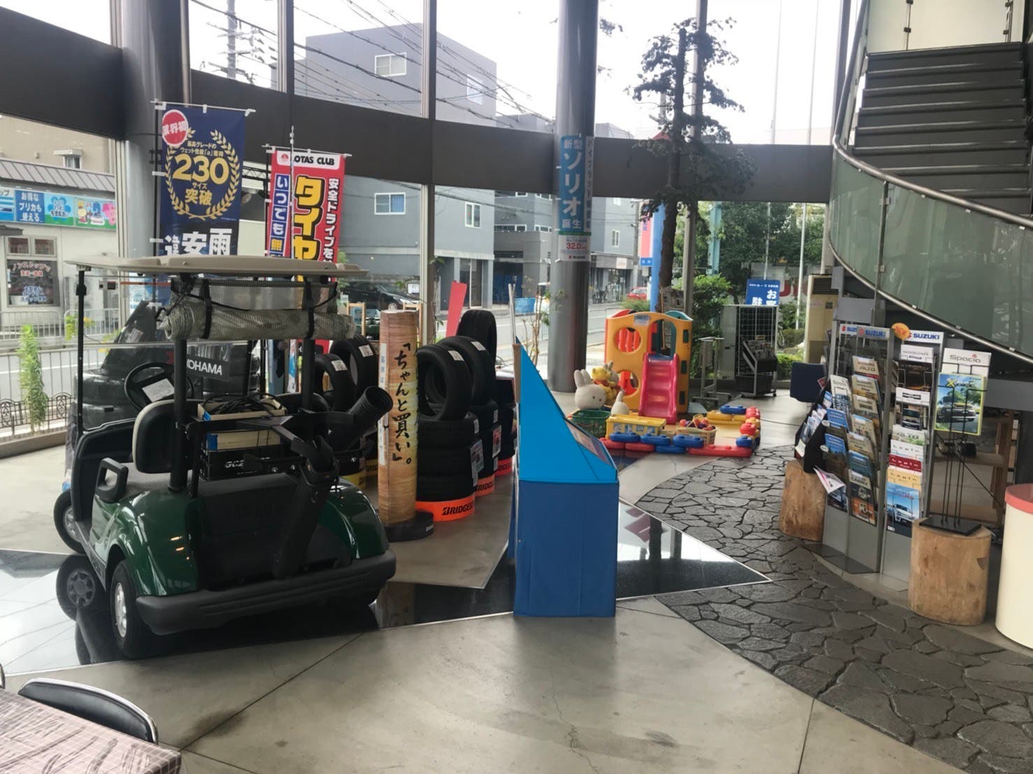 ガラス張り吹き抜けスペースの写真3