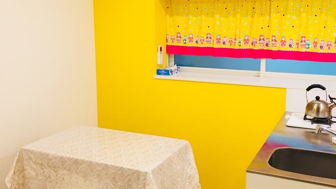 個室テレワークに【黄色】がアクセントの小さなお部屋。受験勉強などに!の写真1