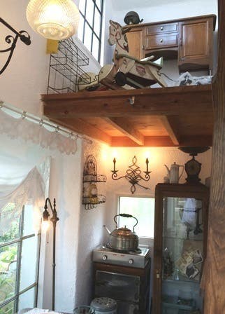 撮影やロケに最適です。田園に囲まれ四季折々の風景で室内はアンティーク家具でまとめられております。の写真10