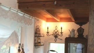 撮影やロケに最適です。田園に囲まれ四季折々の風景で室内はアンティーク家具でまとめられております。の写真10