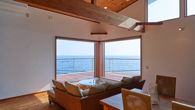 【南葉山】目の前に広がる秋谷の海独り占め!大人気レンタル邸宅『&SUN Penthouse』の写真1