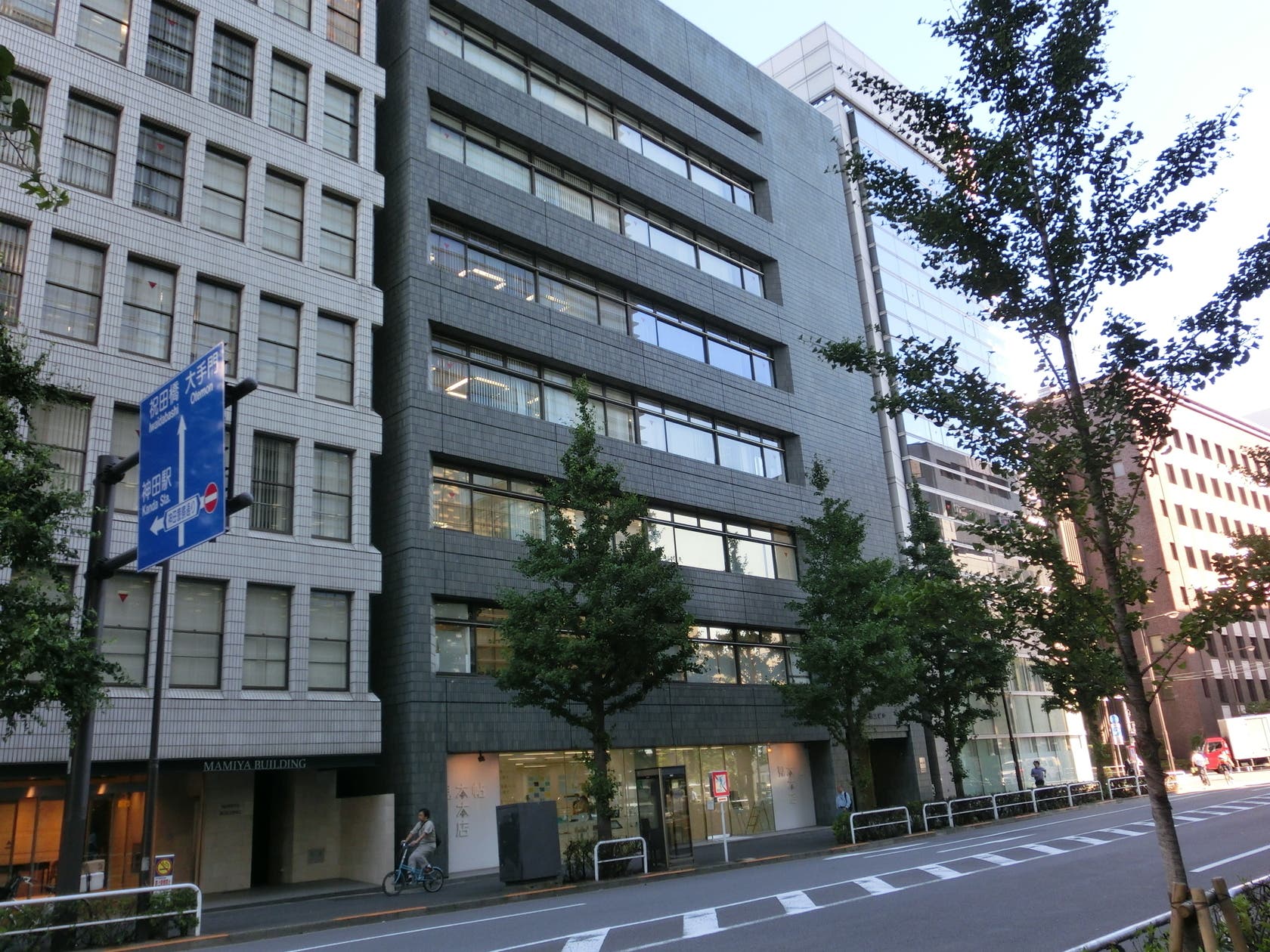 【神田カンファレンス・ルーム】セミナールーム１＋２、365㎡(100-120名)／懇親会やミーティングの写真3