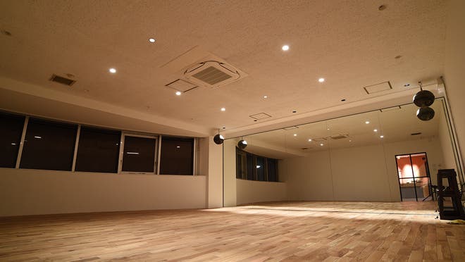 フローリングが気持ちいい広々したダンススタジオの写真4