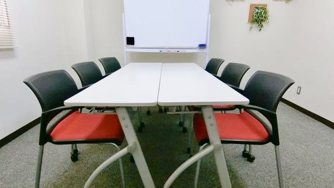 【平日AM 1H500円】少人数の会議や面談、商談に!本町駅4分「みーてぃんぐすぺーす本町」の写真1