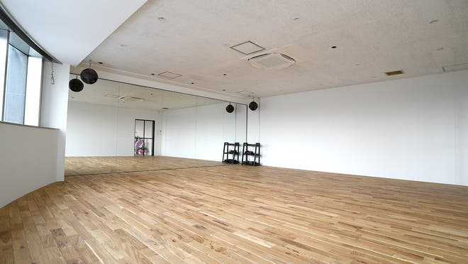 フローリングが気持ちいい広々したダンススタジオの写真3