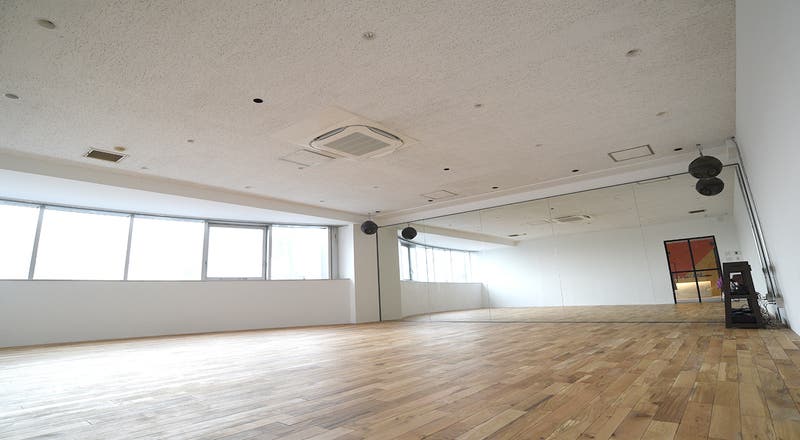 フローリングが気持ちいい広々したダンススタジオ