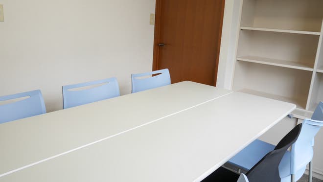 【茅場町】リーズナブル駅チカ貸し会議室。完全個室でレッスンや作業/小会議室(6名)の写真2