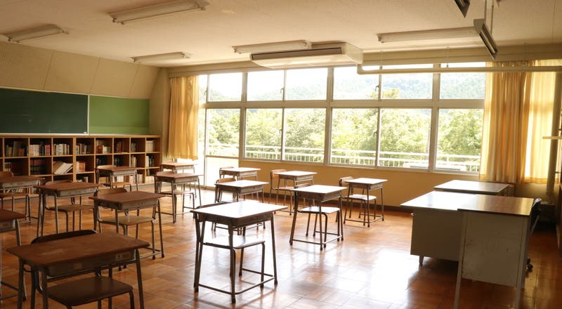教室A／東京都／奥多摩／自然に囲まれた廃校　中学校の机と椅子がそのまま残ってます！